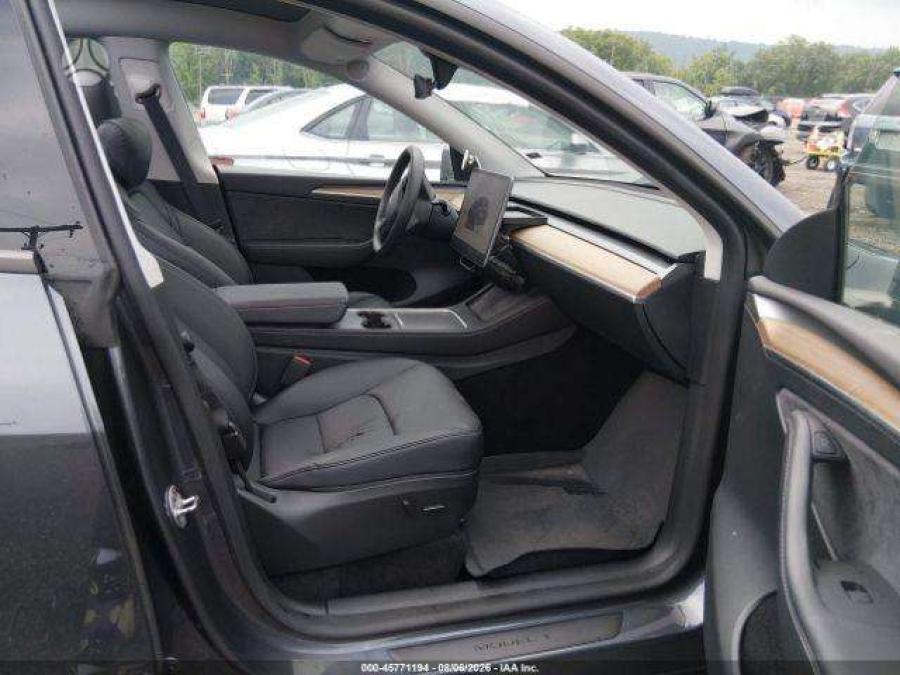 Grey Tesla Model Y 2023 in Klaipeda, with an engine capacity of 0.00 L and mileage of 35 thousand km for 20000 €, photo 13 on AUTOMOTO.COM.LV