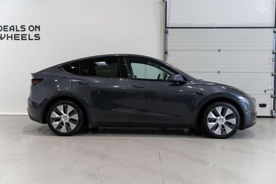 Grey Tesla Model Y 2023 in Vilnius, with an engine capacity of 0.00 L and mileage of 76 thousand km for 26500 €, photo 4 on AUTOMOTO.COM.LV