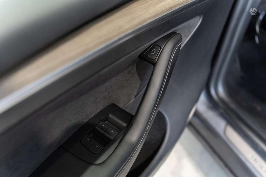 Grey Tesla Model Y 2023 in Vilnius, with an engine capacity of 0.00 L and mileage of 76 thousand km for 26500 €, photo 13 on AUTOMOTO.COM.LV