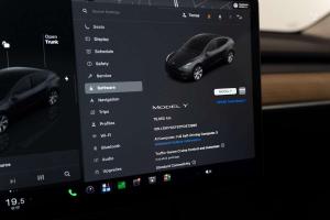 Grey Tesla Model Y 2023 in Vilnius, with an engine capacity of 0.00 L and mileage of 76 thousand km for 26500 €, photo 25 on AUTOMOTO.COM.LV