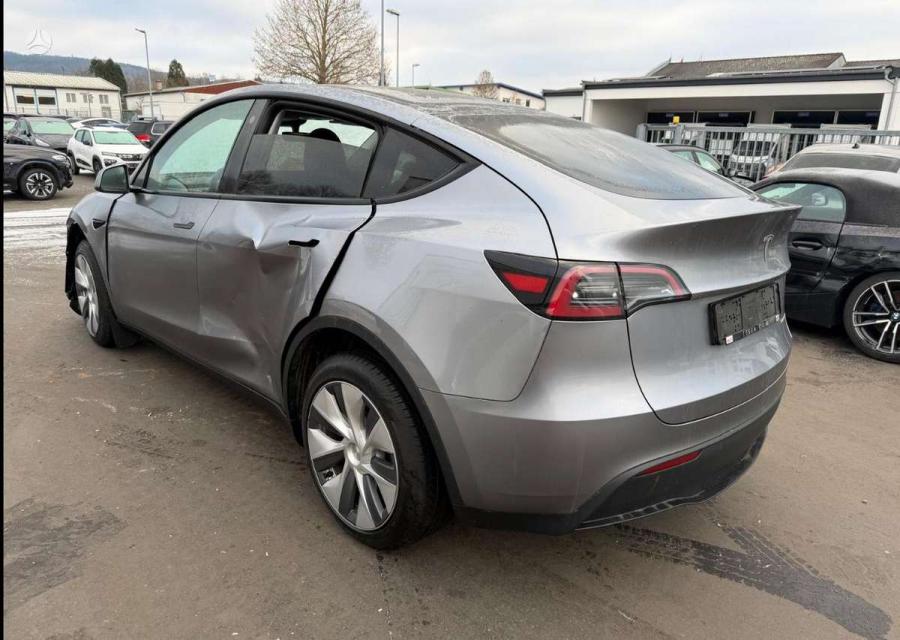 Pelēks Tesla Model Y 2024 Klaipėda, ar dzinēja tilpumu 0.00 L un nobraukumu 27 tūkst. km par 12100 €, foto 2 vietnē AUTOMOTO.COM.LV