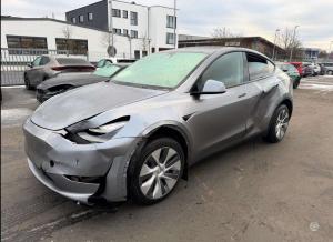 Pelēks Tesla Model Y 2024 Klaipėda, ar dzinēja tilpumu 0.00 L un nobraukumu 27 tūkst. km par 12100 €, foto 3 vietnē AUTOMOTO.COM.LV