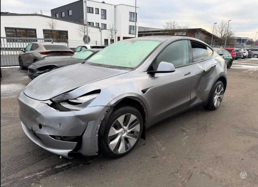 Pelēks Tesla Model Y 2024 Klaipėda, ar dzinēja tilpumu 0.00 L un nobraukumu 27 tūkst. km par 12100 €, foto 3 vietnē AUTOMOTO.COM.LV