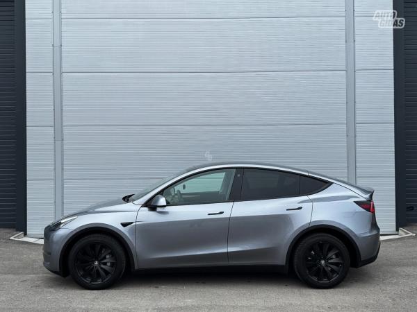 Grey Tesla Model Y 2024 in Klaipeda, with an engine capacity of 0.00 L and mileage of 17 thousand km for 37750 €, photo 2 on AUTOMOTO.COM.LV