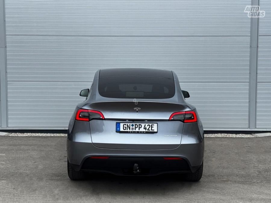 Grey Tesla Model Y 2024 in Klaipeda, with an engine capacity of 0.00 L and mileage of 17 thousand km for 37750 €, photo 4 on AUTOMOTO.COM.LV
