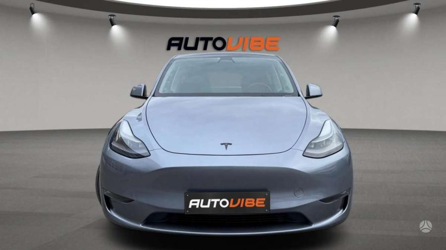 Grey Tesla Model Y 2024 in Vilnius, with an engine capacity of 0.00 L and mileage of 26 thousand km for 37666 €, photo 3 on AUTOMOTO.COM.LV