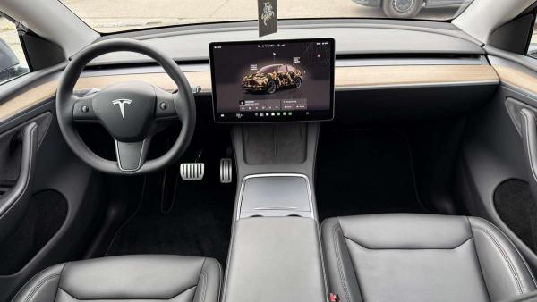 Grey Tesla Model Y 2024 in Vilnius, with an engine capacity of 0.00 L and mileage of 26 thousand km for 37666 €, photo 8 on AUTOMOTO.COM.LV