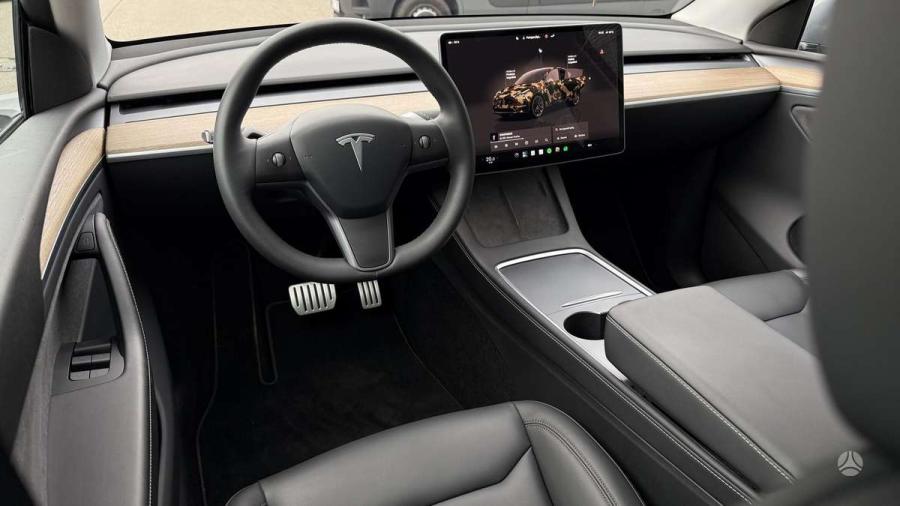 Grey Tesla Model Y 2024 in Vilnius, with an engine capacity of 0.00 L and mileage of 26 thousand km for 37666 €, photo 22 on AUTOMOTO.COM.LV