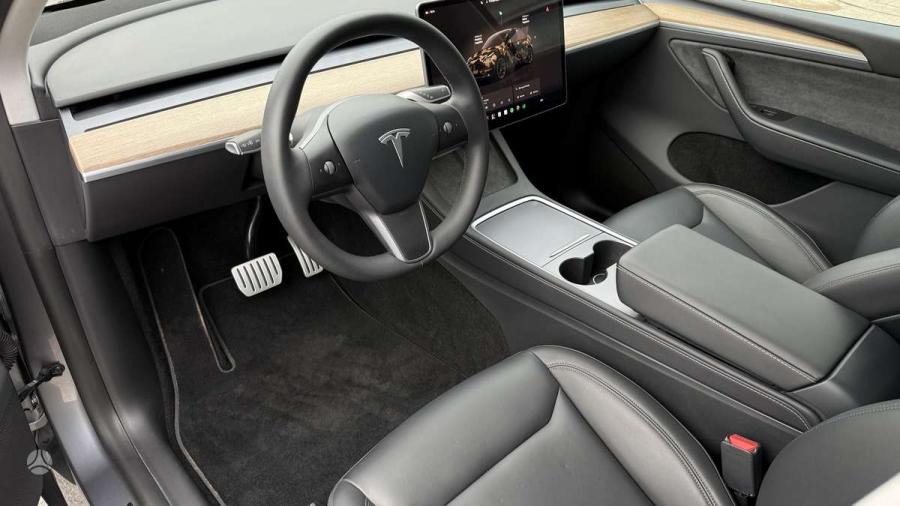 Grey Tesla Model Y 2024 in Vilnius, with an engine capacity of 0.00 L and mileage of 26 thousand km for 37666 €, photo 24 on AUTOMOTO.COM.LV