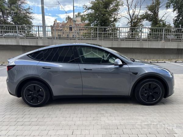 Grey Tesla Model Y 2024 in Riga, with an engine capacity of 0.00 L and mileage of 14 thousand km for 40900 €, photo 4 on AUTOMOTO.COM.LV