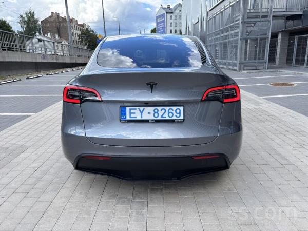 Grey Tesla Model Y 2024 in Riga, with an engine capacity of 0.00 L and mileage of 14 thousand km for 40900 €, photo 6 on AUTOMOTO.COM.LV
