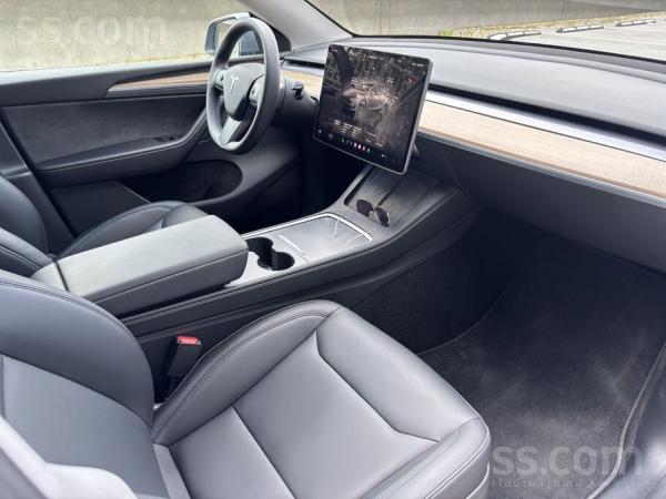 Grey Tesla Model Y 2024 in Riga, with an engine capacity of 0.00 L and mileage of 14 thousand km for 40900 €, photo 8 on AUTOMOTO.COM.LV