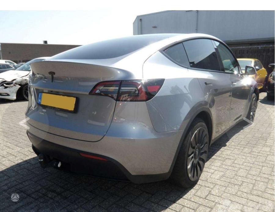 Pelēks Tesla Model Y 2024 Kauņa, ar dzinēja tilpumu 0.00 L un nobraukumu 72 tūkst. km par 23900 €, foto 1 vietnē AUTOMOTO.COM.LV