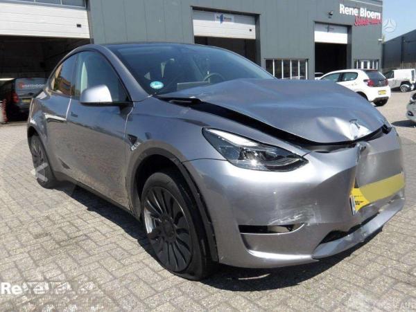 Grey Tesla Model Y 2024 in Kaunas, with an engine capacity of 0.00 L and mileage of 72 thousand km for 23900 €, photo 2 on AUTOMOTO.COM.LV
