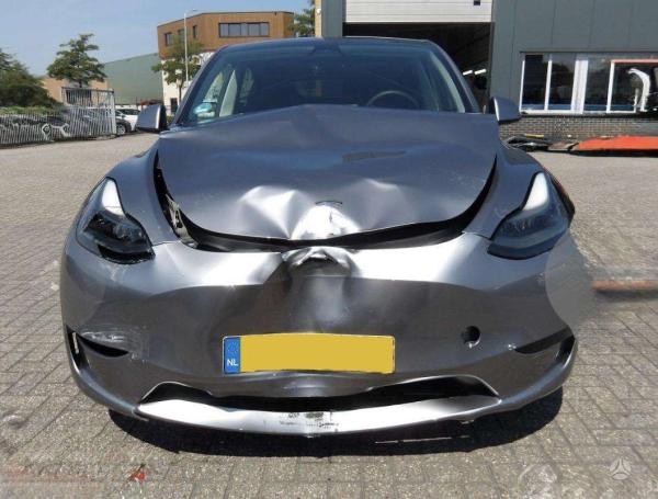 Grey Tesla Model Y 2024 in Kaunas, with an engine capacity of 0.00 L and mileage of 72 thousand km for 23900 €, photo 3 on AUTOMOTO.COM.LV