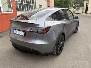 Grey Tesla Model Y 2024 in Riga, with an engine capacity of 0.00 L and mileage of 68 thousand km for 39600 €, photo 4 on AUTOMOTO.COM.LV