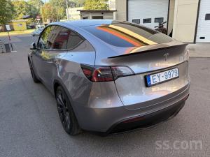 Grey Tesla Model Y 2024 in Riga, with an engine capacity of 0.00 L and mileage of 68 thousand km for 39600 €, photo 5 on AUTOMOTO.COM.LV