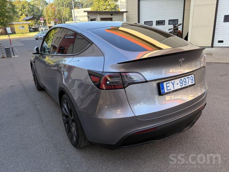 Grey Tesla Model Y 2024 in Riga, with an engine capacity of 0.00 L and mileage of 68 thousand km for 39600 €, photo 5 on AUTOMOTO.COM.LV