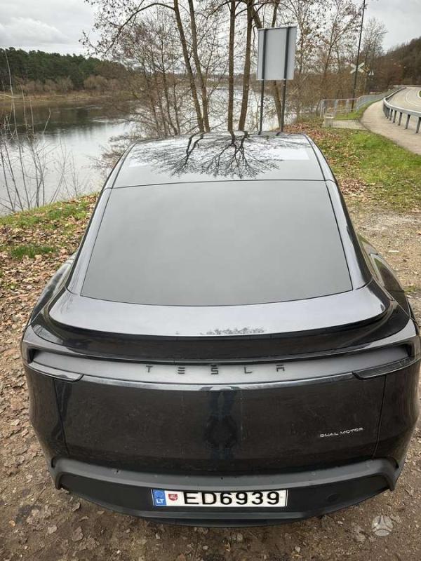 Grey Tesla Model Y 2025 in Kaunas, with an engine capacity of 0.00 L and mileage of 19 thousand km for 48999 €, photo 1 on AUTOMOTO.COM.LV
