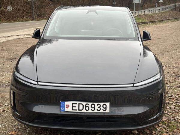 Grey Tesla Model Y 2025 in Kaunas, with an engine capacity of 0.00 L and mileage of 19 thousand km for 48999 €, photo 2 on AUTOMOTO.COM.LV