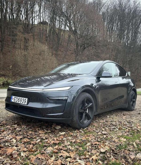 Grey Tesla Model Y 2025 in Kaunas, with an engine capacity of 0.00 L and mileage of 19 thousand km for 48999 €, photo 3 on AUTOMOTO.COM.LV