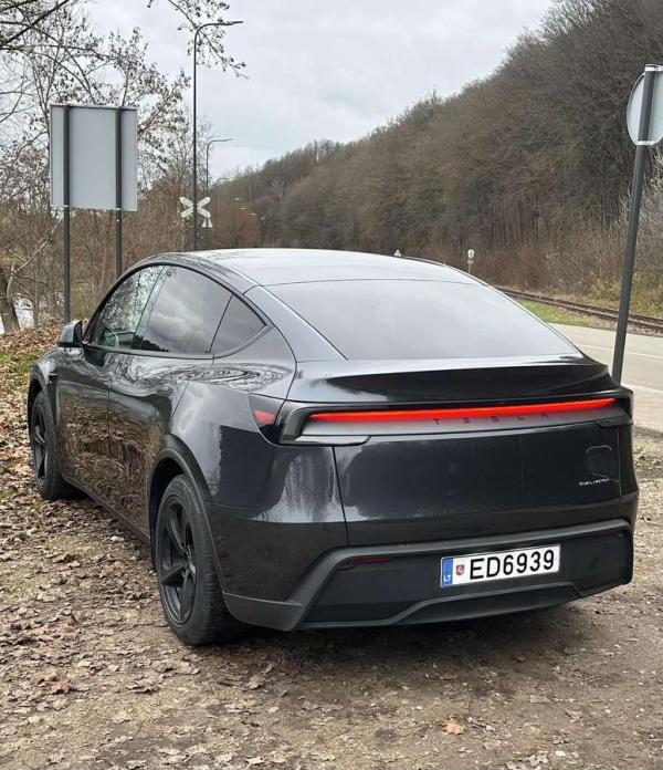 Grey Tesla Model Y 2025 in Kaunas, with an engine capacity of 0.00 L and mileage of 19 thousand km for 48999 €, photo 4 on AUTOMOTO.COM.LV
