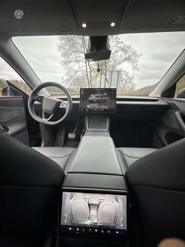 Grey Tesla Model Y 2025 in Kaunas, with an engine capacity of 0.00 L and mileage of 19 thousand km for 48999 €, photo 5 on AUTOMOTO.COM.LV