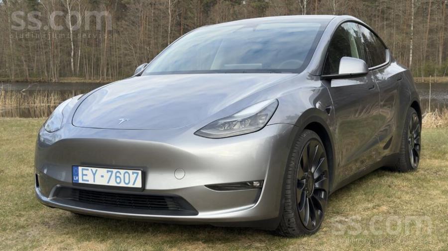 Grey Tesla Model Y 2025 in Riga, with an engine capacity of 0.00 L and mileage of 18 thousand km for 49500 €, photo 1 on AUTOMOTO.COM.LV