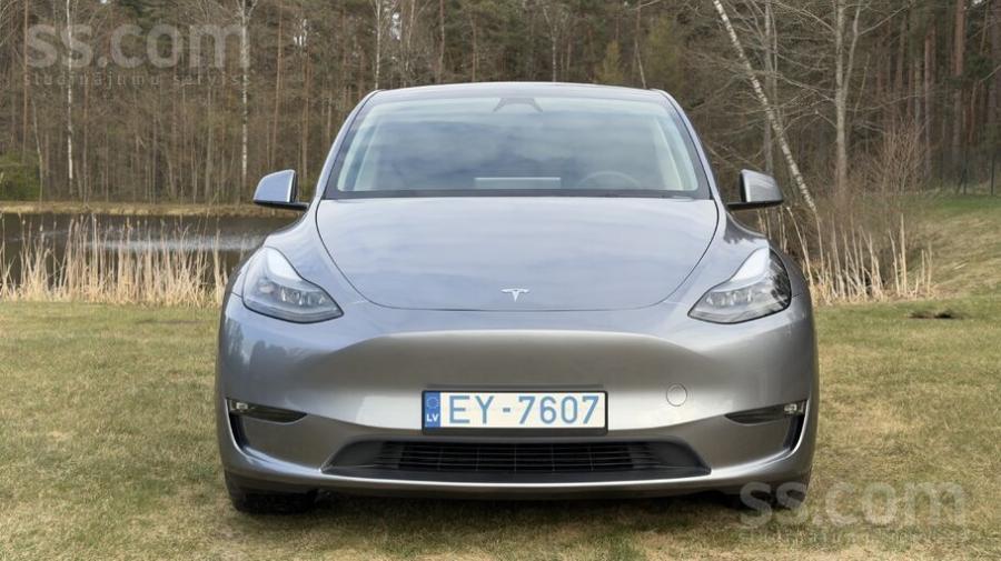 Grey Tesla Model Y 2025 in Riga, with an engine capacity of 0.00 L and mileage of 18 thousand km for 49500 €, photo 3 on AUTOMOTO.COM.LV