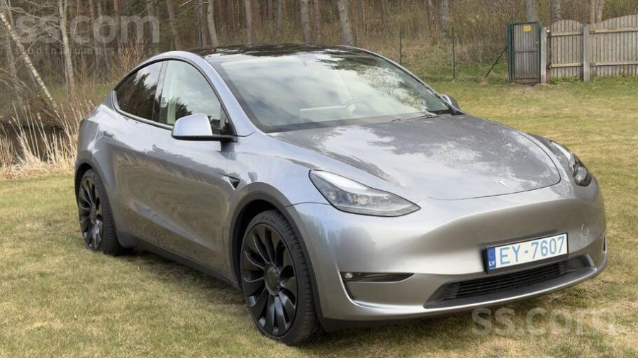 Grey Tesla Model Y 2025 in Riga, with an engine capacity of 0.00 L and mileage of 18 thousand km for 49500 €, photo 4 on AUTOMOTO.COM.LV