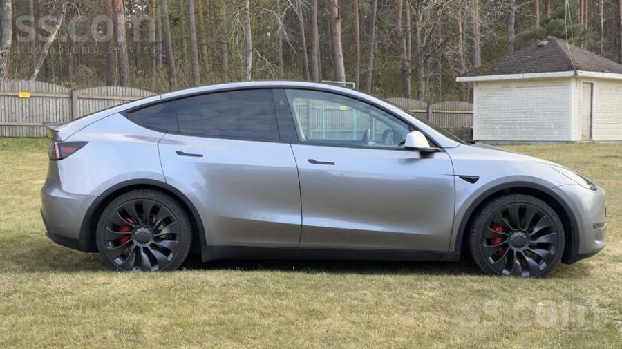 Grey Tesla Model Y 2025 in Riga, with an engine capacity of 0.00 L and mileage of 18 thousand km for 49500 €, photo 5 on AUTOMOTO.COM.LV