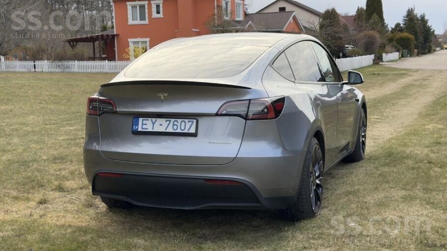 Grey Tesla Model Y 2025 in Riga, with an engine capacity of 0.00 L and mileage of 18 thousand km for 49500 €, photo 6 on AUTOMOTO.COM.LV