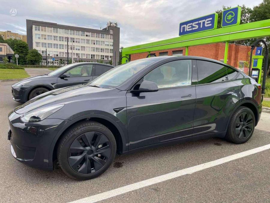 Grey Tesla Model Y 2025 in Vilnius, with an engine capacity of 0.00 L and mileage of 13 thousand km for 28800 €, photo 3 on AUTOMOTO.COM.LV