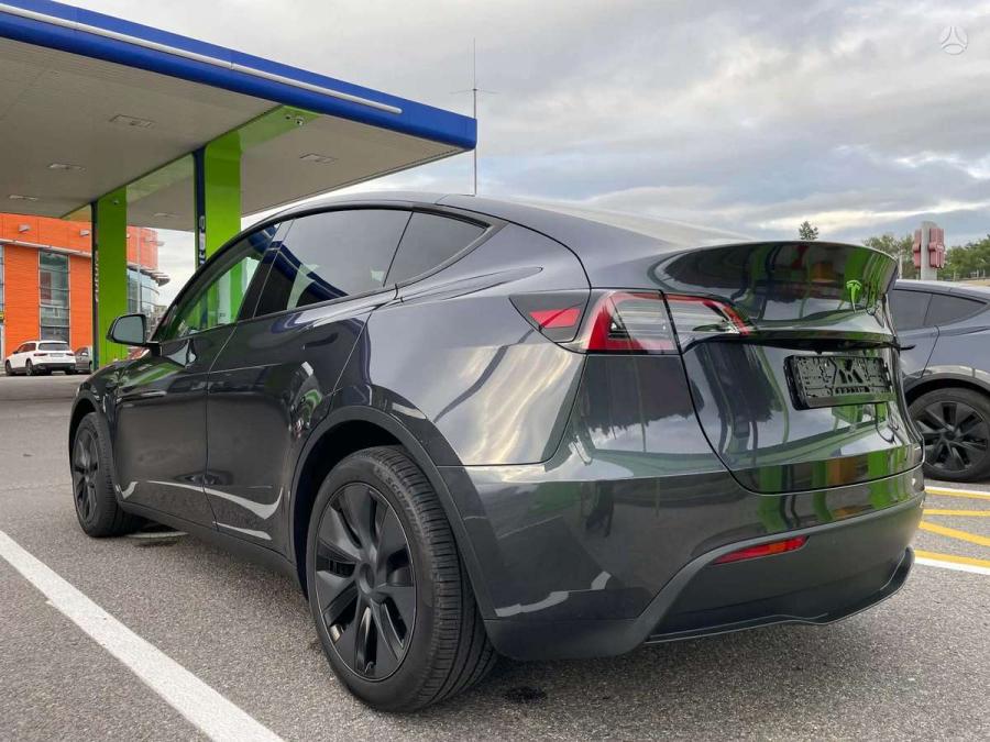 Grey Tesla Model Y 2025 in Vilnius, with an engine capacity of 0.00 L and mileage of 13 thousand km for 28800 €, photo 4 on AUTOMOTO.COM.LV