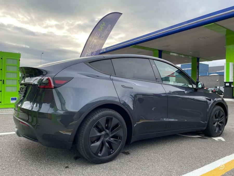 Grey Tesla Model Y 2025 in Vilnius, with an engine capacity of 0.00 L and mileage of 13 thousand km for 28800 €, photo 5 on AUTOMOTO.COM.LV