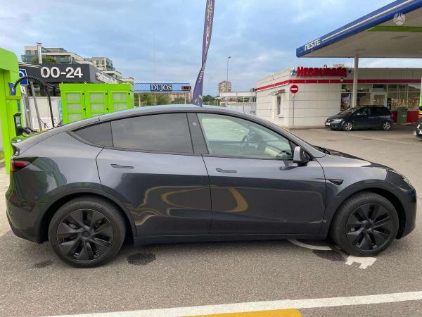 Grey Tesla Model Y 2025 in Vilnius, with an engine capacity of 0.00 L and mileage of 13 thousand km for 28800 €, photo 5 on AUTOMOTO.COM.LV
