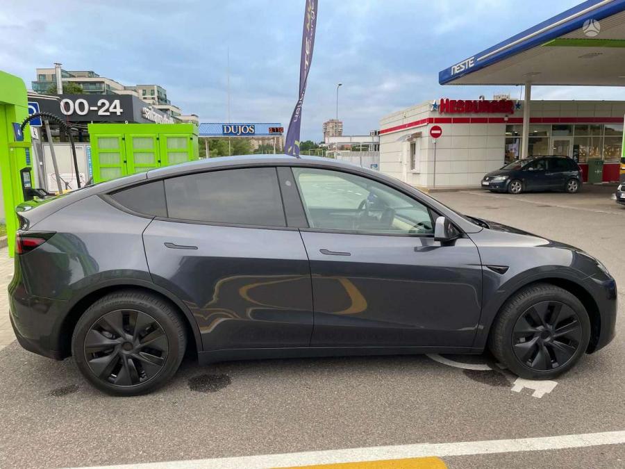 Grey Tesla Model Y 2025 in Vilnius, with an engine capacity of 0.00 L and mileage of 13 thousand km for 28800 €, photo 6 on AUTOMOTO.COM.LV