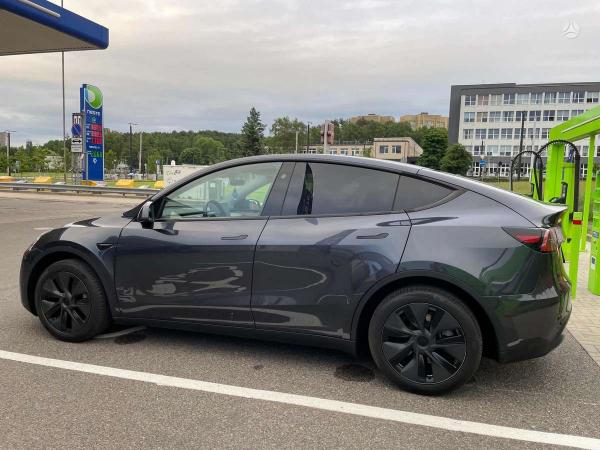 Grey Tesla Model Y 2025 in Vilnius, with an engine capacity of 0.00 L and mileage of 13 thousand km for 28800 €, photo 6 on AUTOMOTO.COM.LV