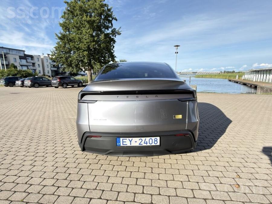 Grey Tesla Model Y 2025 in Riga, with an engine capacity of 0.00 L and mileage of 20 thousand km for 49900 €, photo 5 on AUTOMOTO.COM.LV
