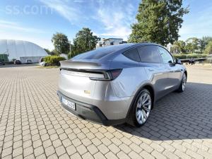 Pelēks Tesla Model Y 2025 Rīga, ar dzinēja tilpumu 0.00 L un nobraukumu 20 tūkst. km par 49900 €, foto 4 vietnē AUTOMOTO.COM.LV