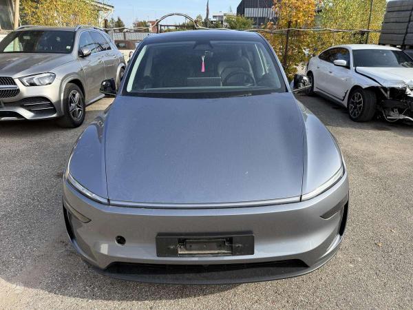 Grey Tesla Model Y 2025 in Kaunas, with an engine capacity of 0.00 L and mileage of 43 thousand km for 33990 €, photo 3 on AUTOMOTO.COM.LV
