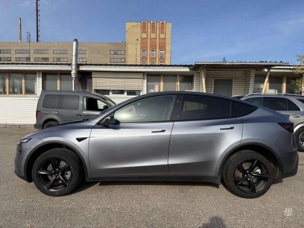 Grey Tesla Model Y 2025 in Kaunas, with an engine capacity of 0.00 L and mileage of 43 thousand km for 33990 €, photo 4 on AUTOMOTO.COM.LV