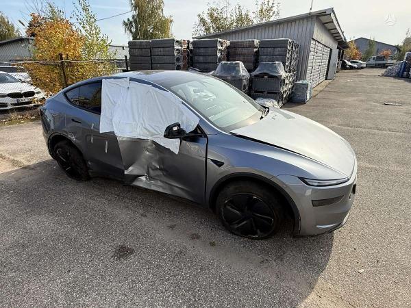 Grey Tesla Model Y 2025 in Kaunas, with an engine capacity of 0.00 L and mileage of 43 thousand km for 33990 €, photo 9 on AUTOMOTO.COM.LV