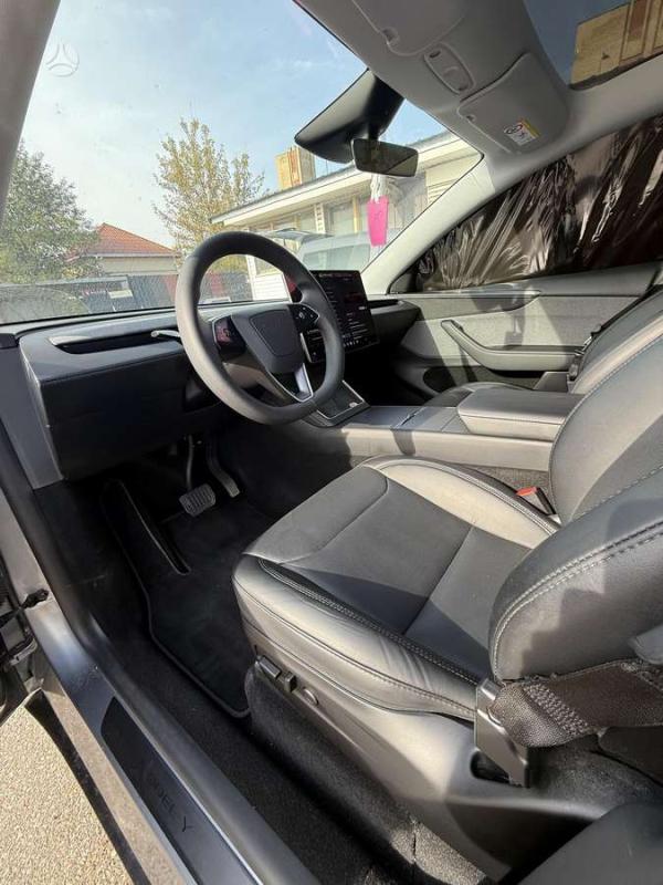 Grey Tesla Model Y 2025 in Kaunas, with an engine capacity of 0.00 L and mileage of 43 thousand km for 33990 €, photo 10 on AUTOMOTO.COM.LV