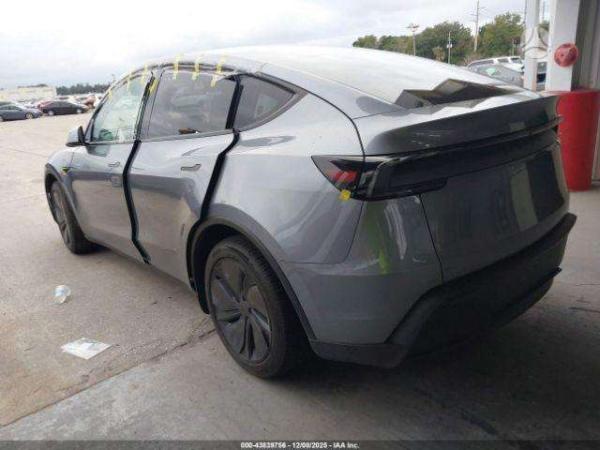 Grey Tesla Model Y 2026 in Klaipeda, with an engine capacity of 0.00 L and mileage of 7 thousand km for 16000 €, photo 3 on AUTOMOTO.COM.LV