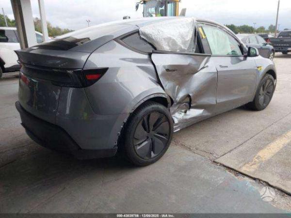 Grey Tesla Model Y 2026 in Klaipeda, with an engine capacity of 0.00 L and mileage of 7 thousand km for 16000 €, photo 4 on AUTOMOTO.COM.LV
