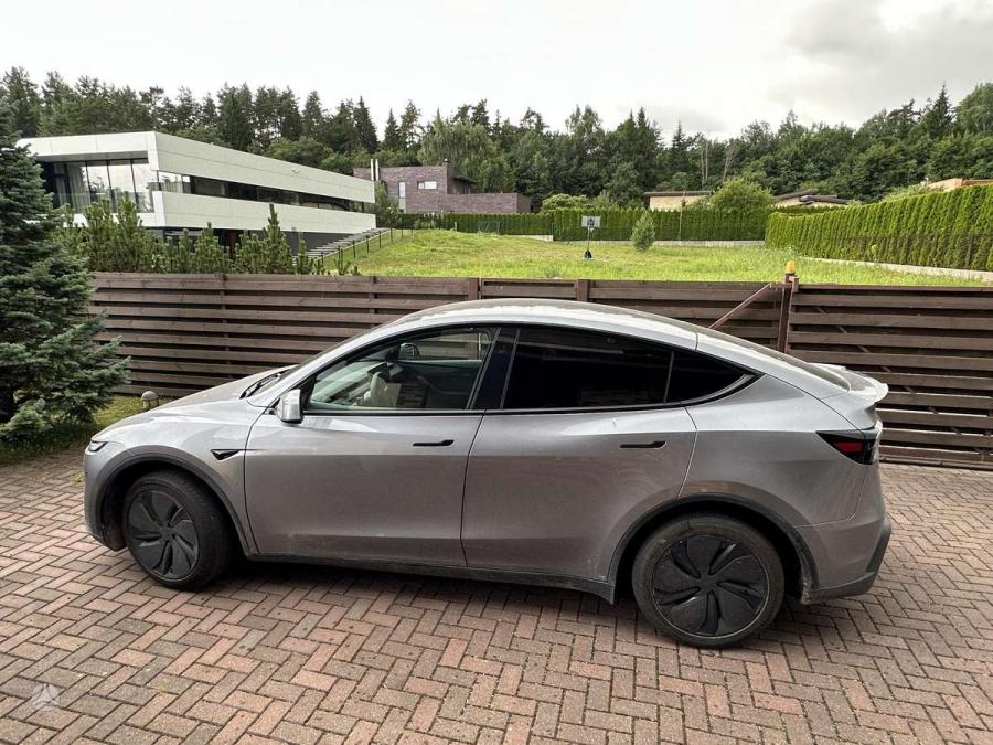 Grey Tesla Model Y 2026 in Vilnius, with an engine capacity of 0.00 L and mileage of 1 thousand km for 42000 €, photo 4 on AUTOMOTO.COM.LV