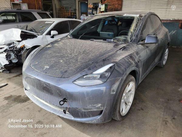 Grey Tesla Model Y 2017 in Vilnius, with an engine capacity of 0.00 L and mileage of 126 thousand km for 17400 €, photo 3 on AUTOMOTO.COM.LV