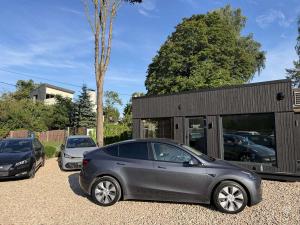 Pelēks Tesla Model Y 2021 Rīga, ar dzinēja tilpumu 0.00 L un nobraukumu 99 tūkst. km par 30990 €, foto 4 vietnē AUTOMOTO.COM.LV