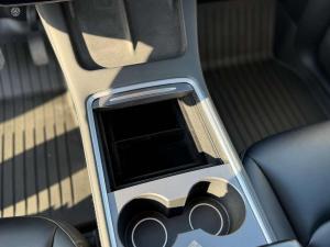 Pelēks Tesla Model Y 2021 Rīga, ar dzinēja tilpumu 0.00 L un nobraukumu 99 tūkst. km par 30990 €, foto 17 vietnē AUTOMOTO.COM.LV